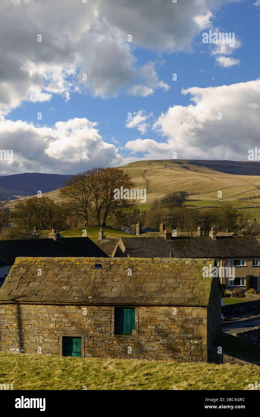 Picturesque English countryside with an abandoned farmhouse and rolling ...