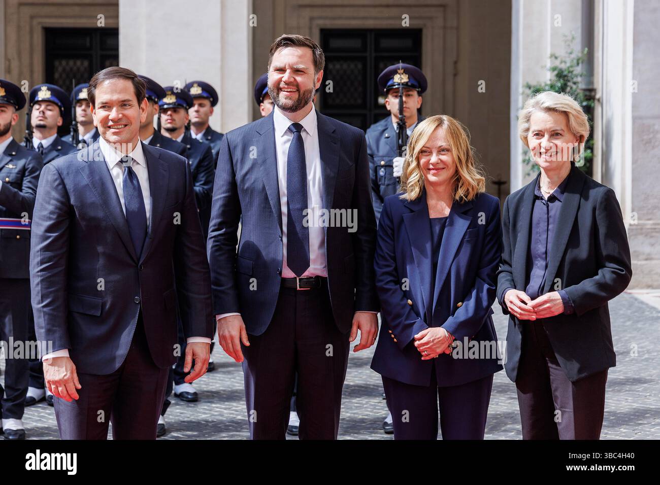 Da sx, il segretario di Stato Usa Marco Rubio, il vicepresidente degli ...