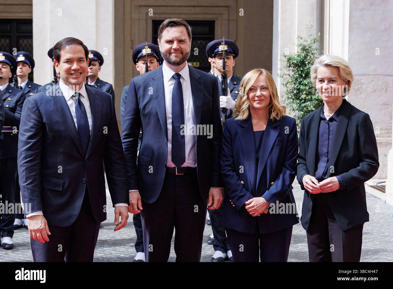 Da sx, il segretario di Stato Usa Marco Rubio, il vicepresidente degli ...