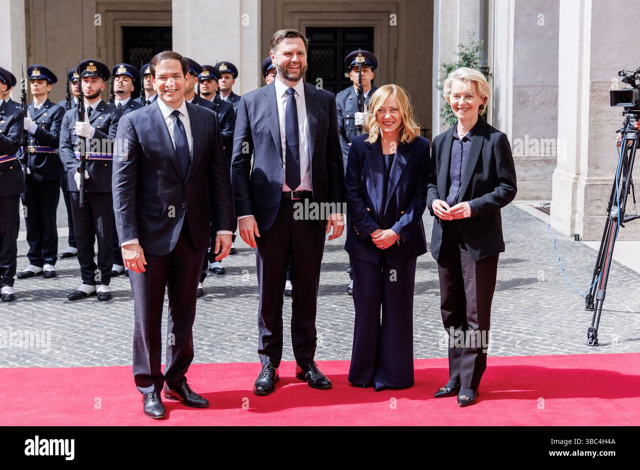 Da sx, il segretario di Stato Usa Marco Rubio, il vicepresidente degli ...