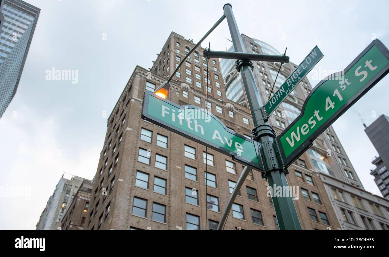 New York fifth avenue street road sign Stock Photo - Alamy