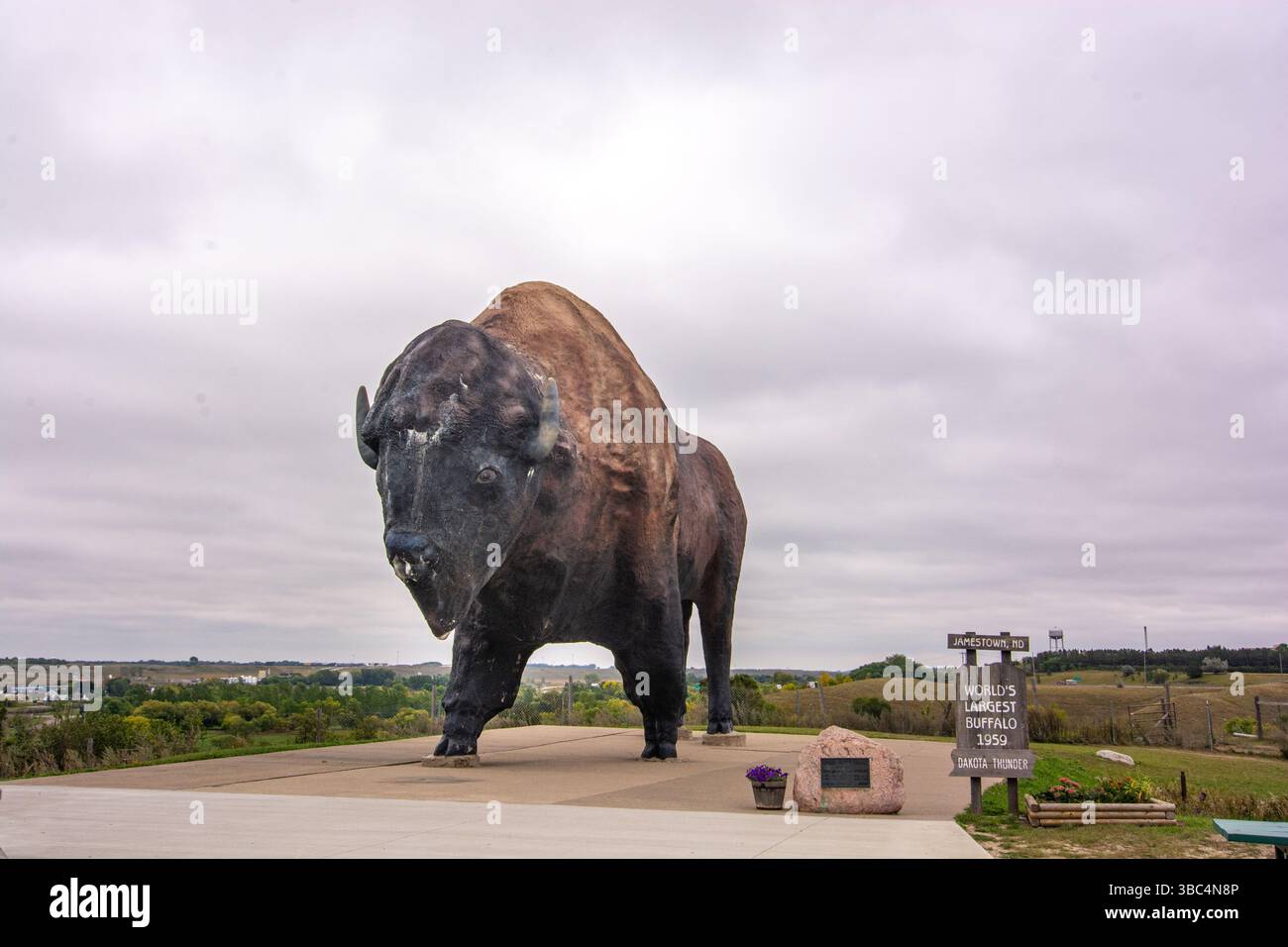 The World's Largest Buffalo monument, named Dakota Thunder, in ...