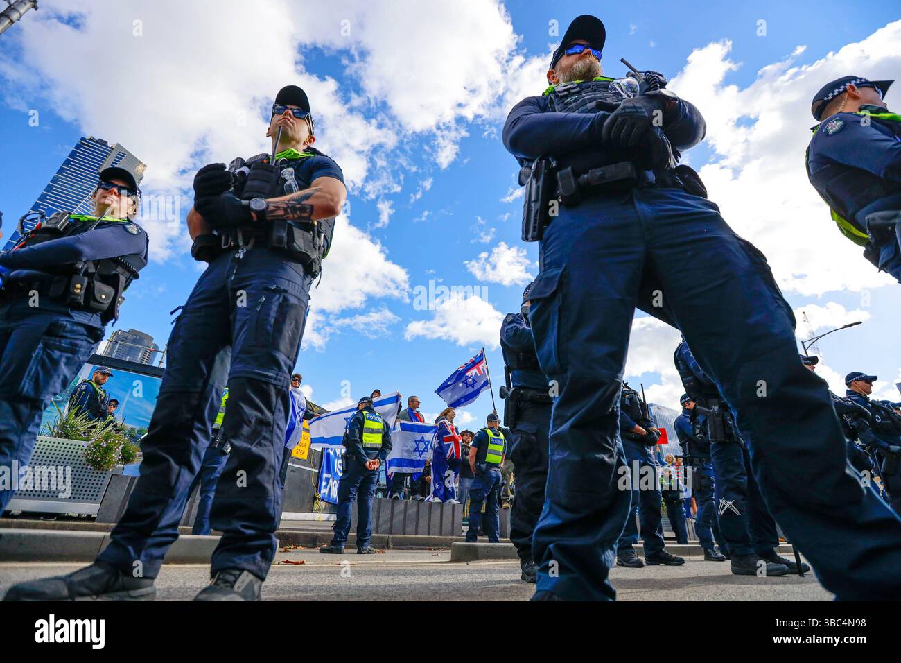 Pro-Palestinian and pro-Israeli supporters hold simultaneous protests ...