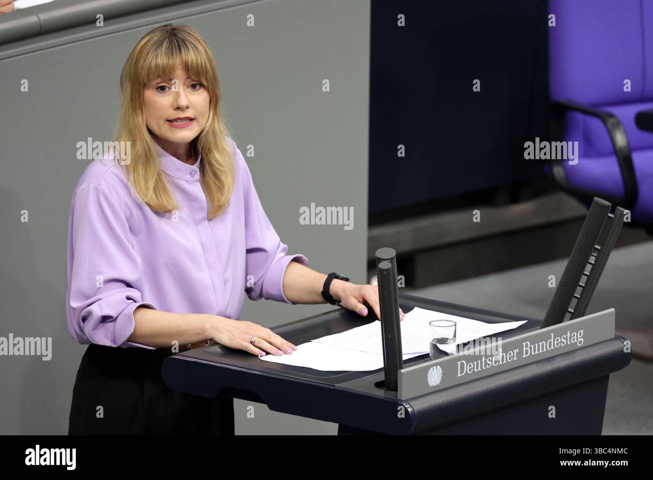 Clara Bünger, MdB, DIE LINKE, bei ihrer Rede im Deutschen Bundestag ...