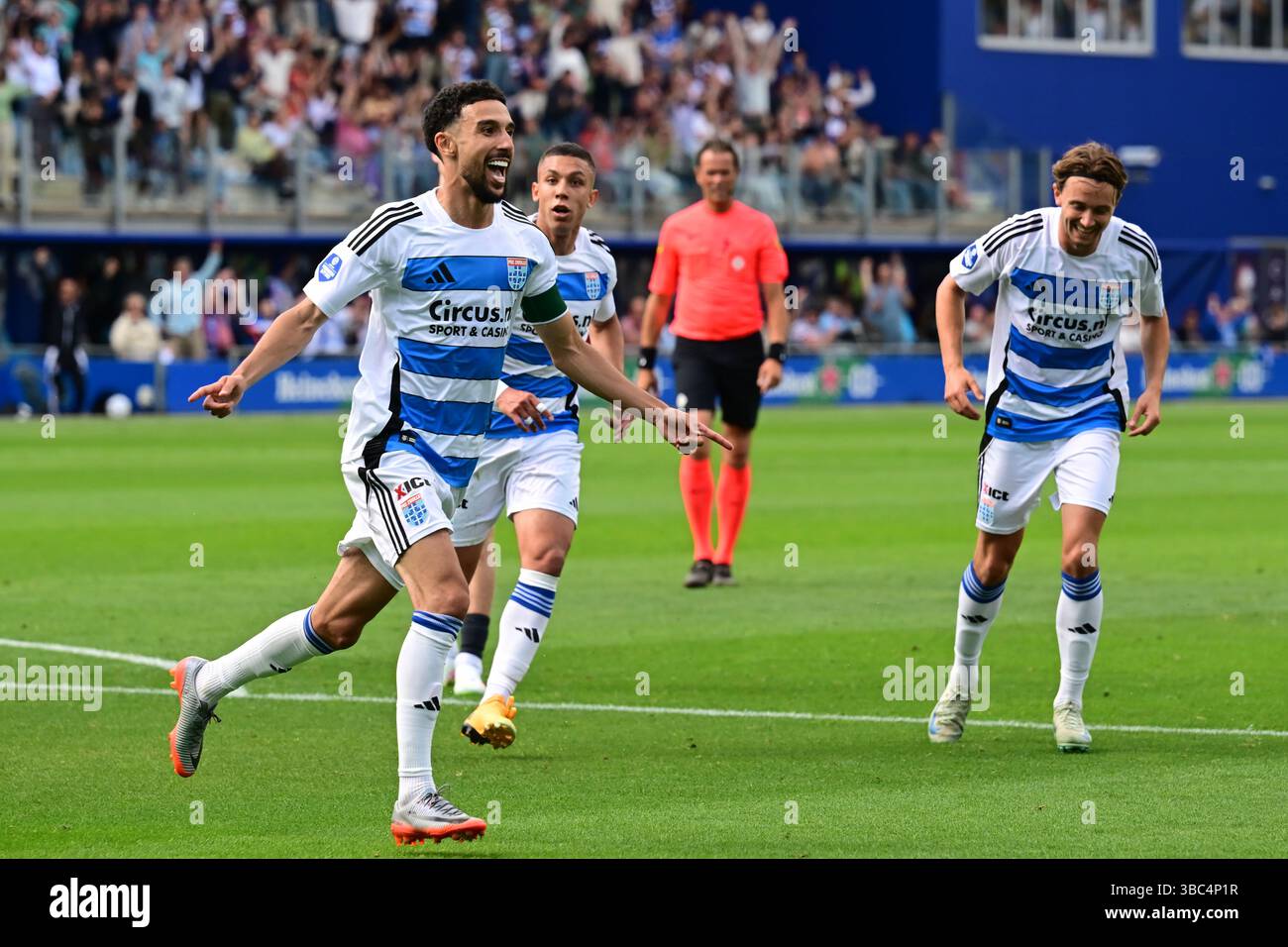 ZWOLLE - Younes Namli of PEC Zwolle (r) celebrates his goal during the ...