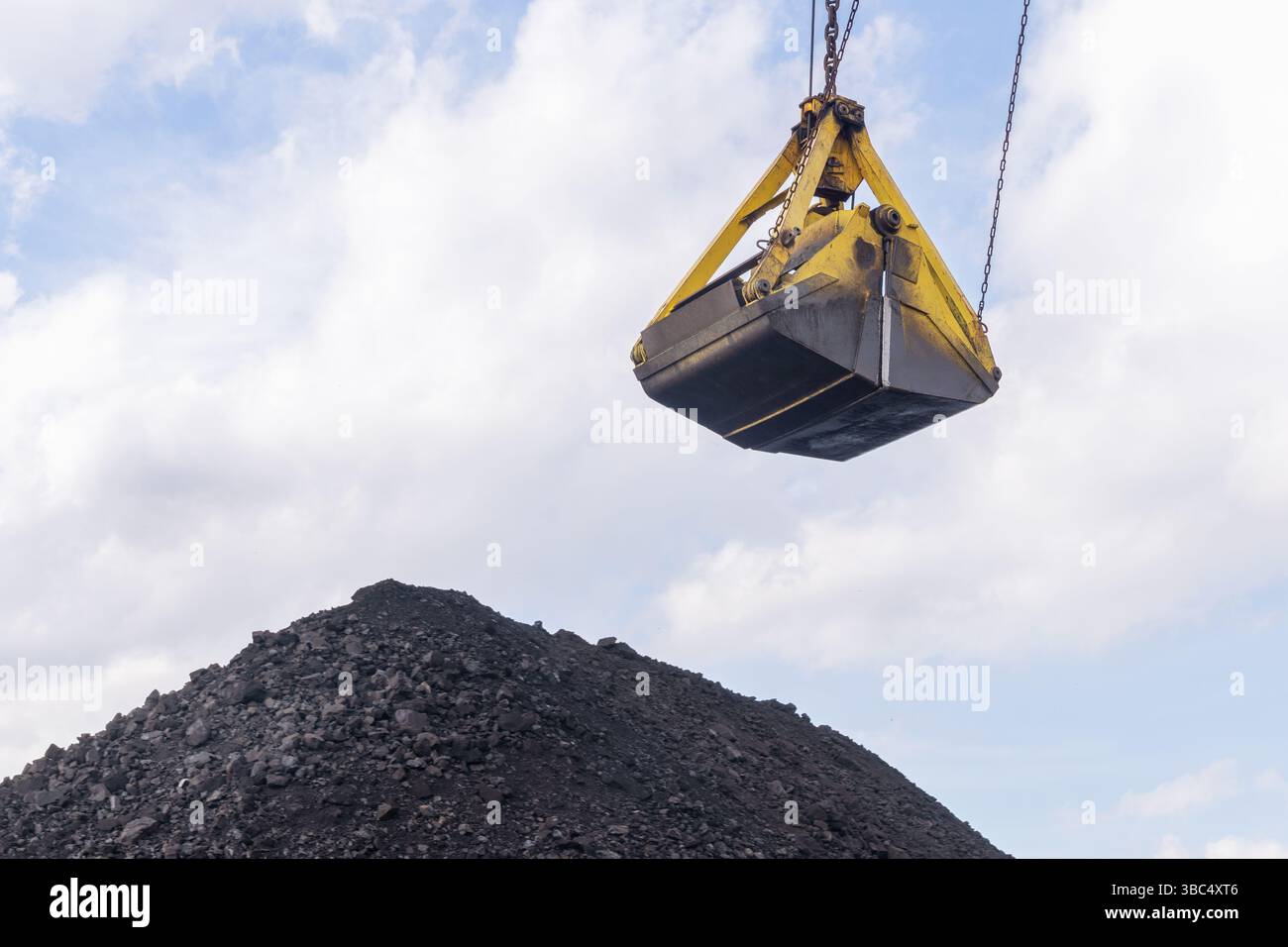 Powerful excavator crane lifts hi-res stock photography and images - Alamy