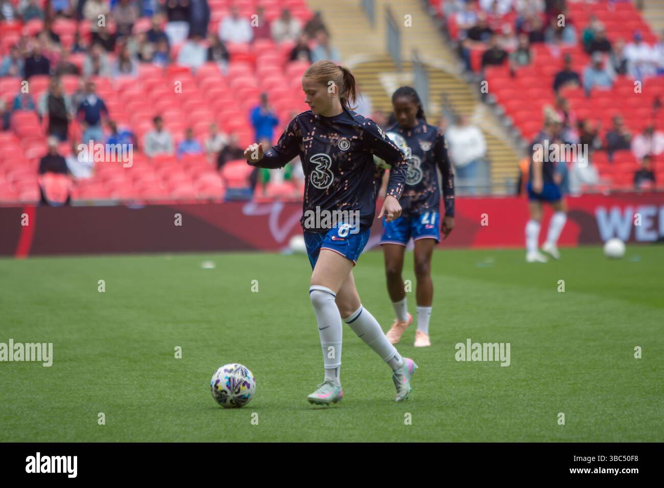 Wembley, UK. 18th May, 2025. Sjoeke Nusken (6 Chelsea) warming up ahead ...