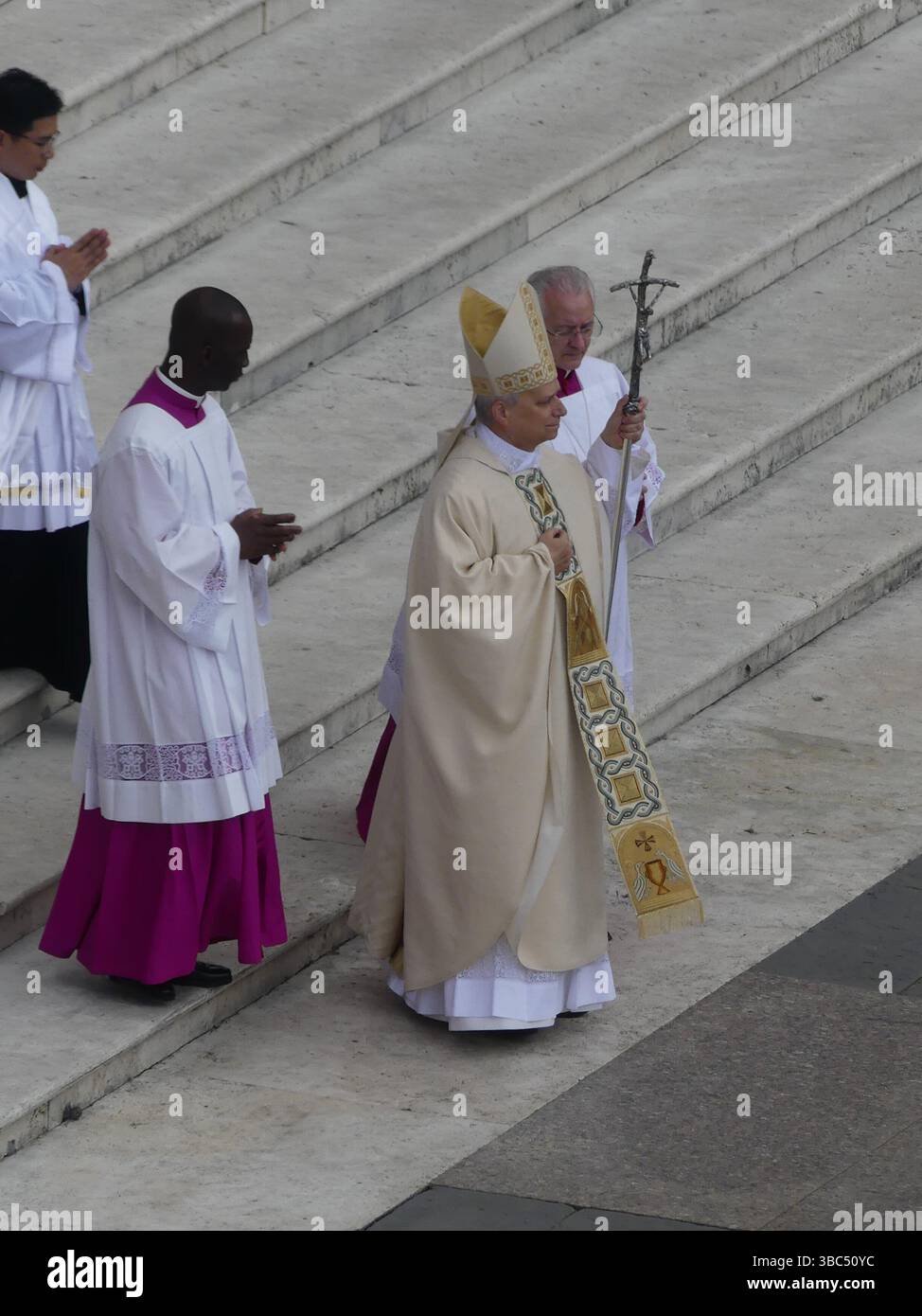 St. Peter's Square, The Vatican, Vatican City. May 18, 2025. Greeting over 300,000 worshippers ...