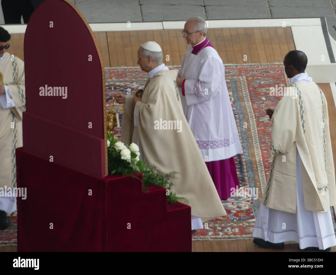 St. Peter's Square, The Vatican, Vatican City. May 18, 2025. Greeting over 300,000 worshippers ...