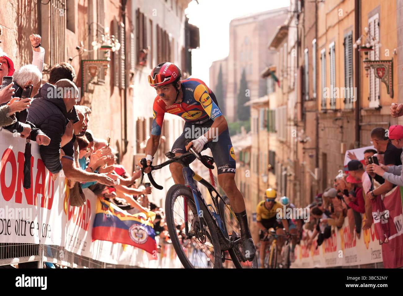 Richard Carapaz during stage 9 of the Giro d'Italia from Gubbio to ...