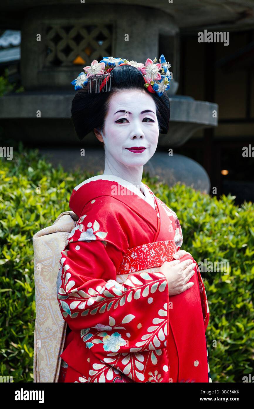 Geisha in traditional clothing in Kyoto, Japan Stock Photo - Alamy