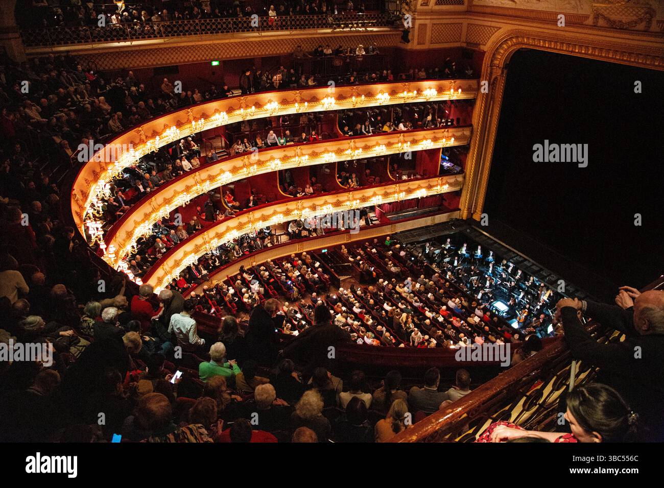 Opera audience london hi-res stock photography and images - Alamy