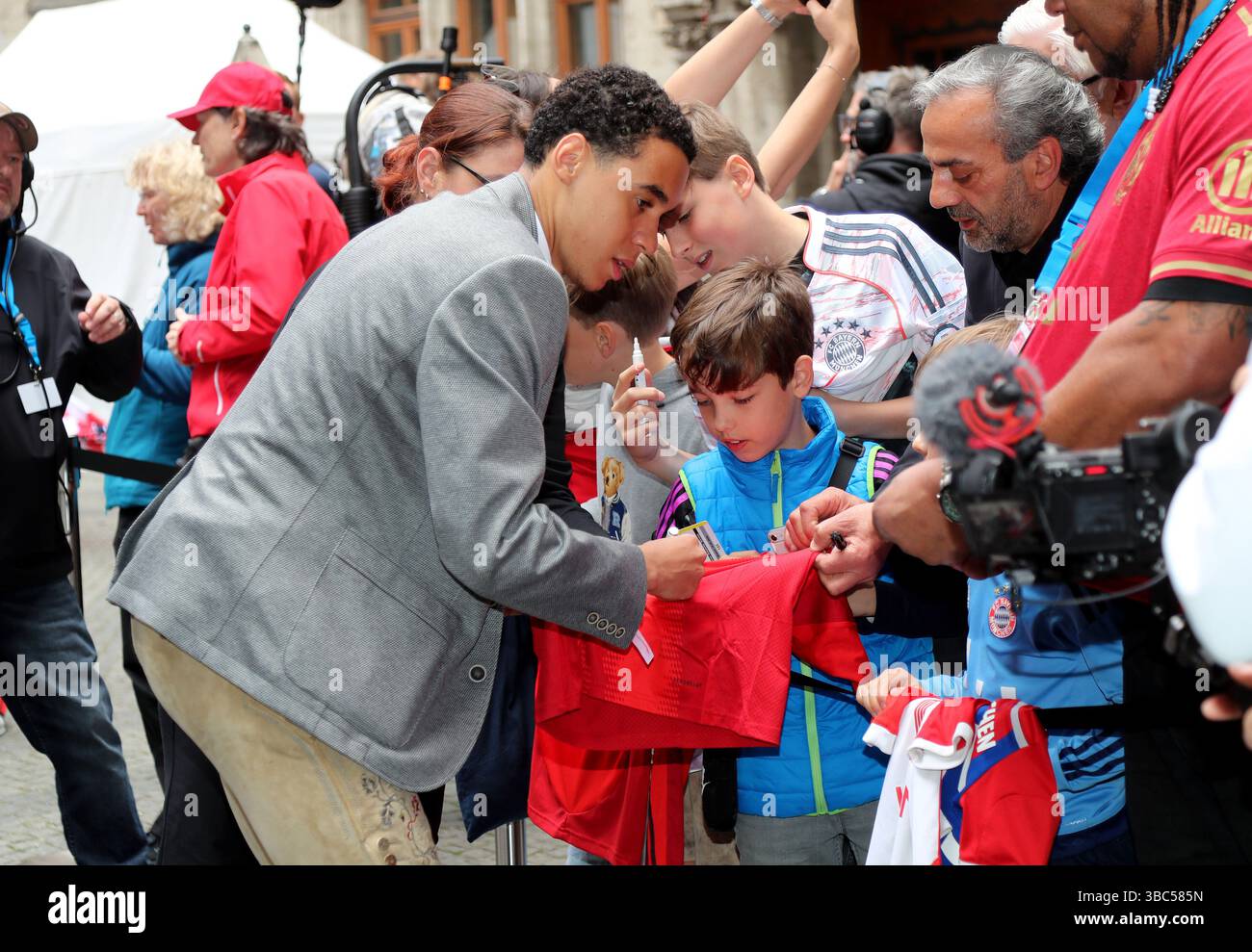 Jamal musiala fc bayern munchen gibt autogramme an fans hi-res stock ...