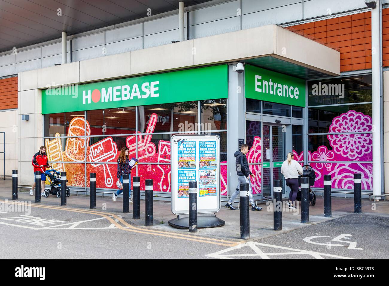 Arena retail park harringay north hi-res stock photography and images ...