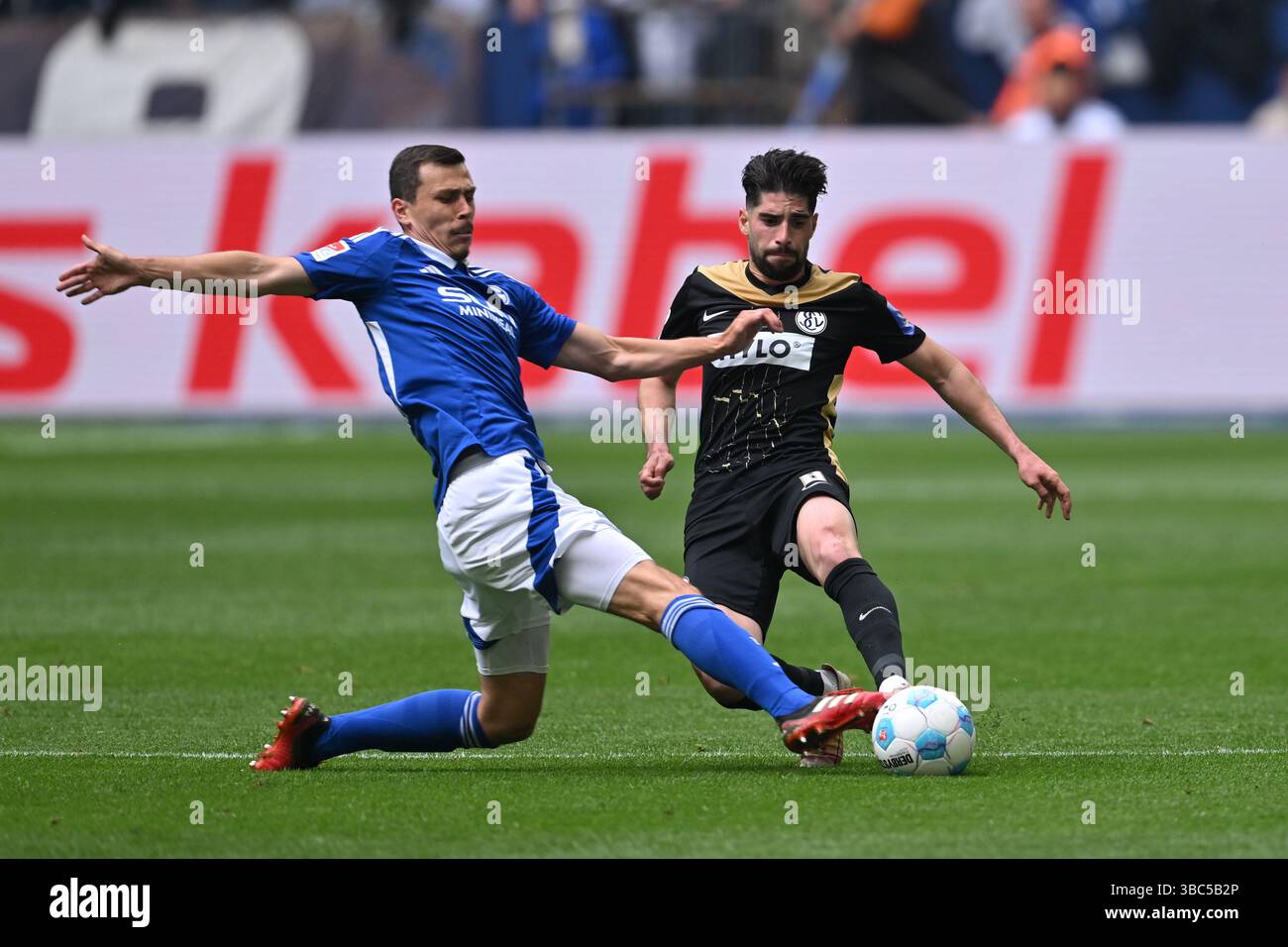 Gelsenkirchen, Germany. 18th May, 2025. Soccer: Bundesliga 2, FC ...