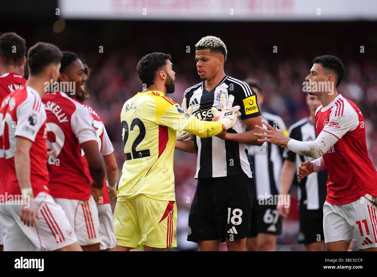 Tempers fray between Arsenal goalkeeper David Raya and Newcastle United ...