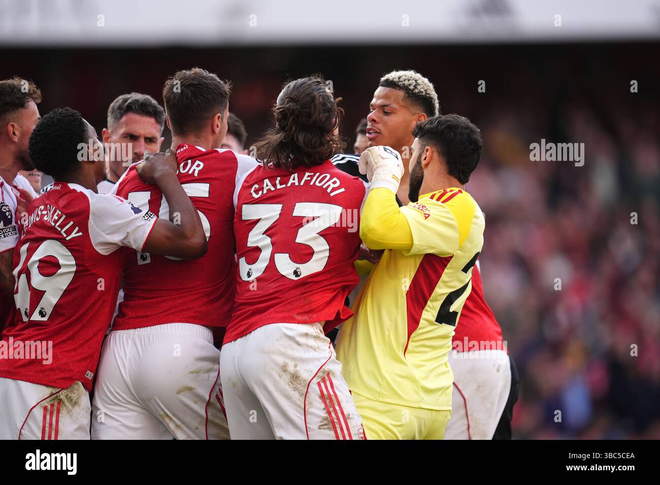 Tempers fray between Arsenal goalkeeper David Raya and Newcastle United ...