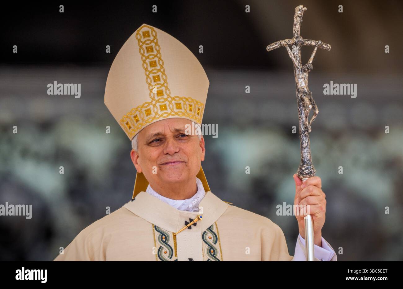 18 May 2025, Vatican, Vatikanstadt: The new Pope Leo XIV stands in St ...