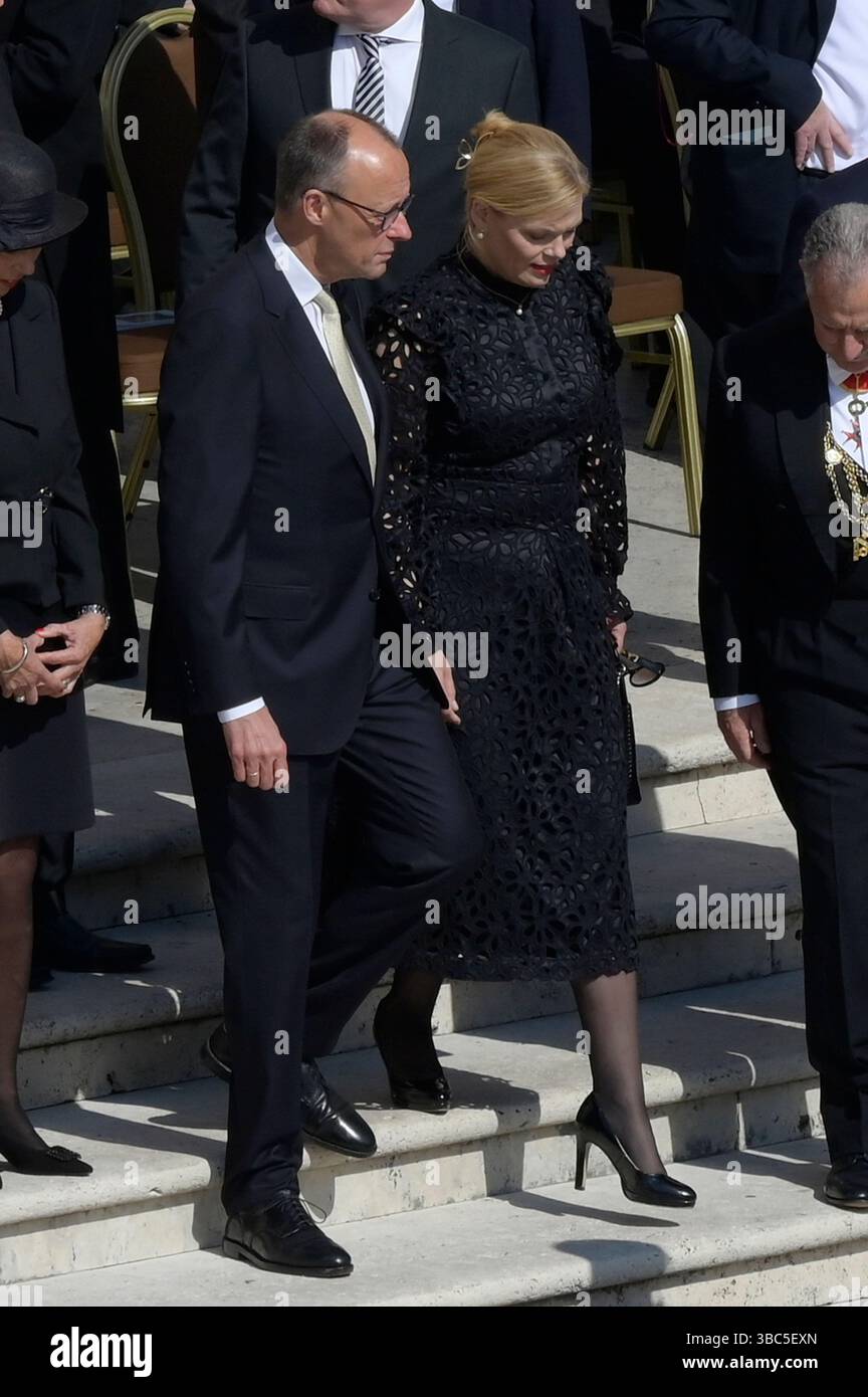 Friedrich Merz und Julia Klöckner bei der Amtseinführung von Papst Leo XIV. auf dem Petersplatz ...