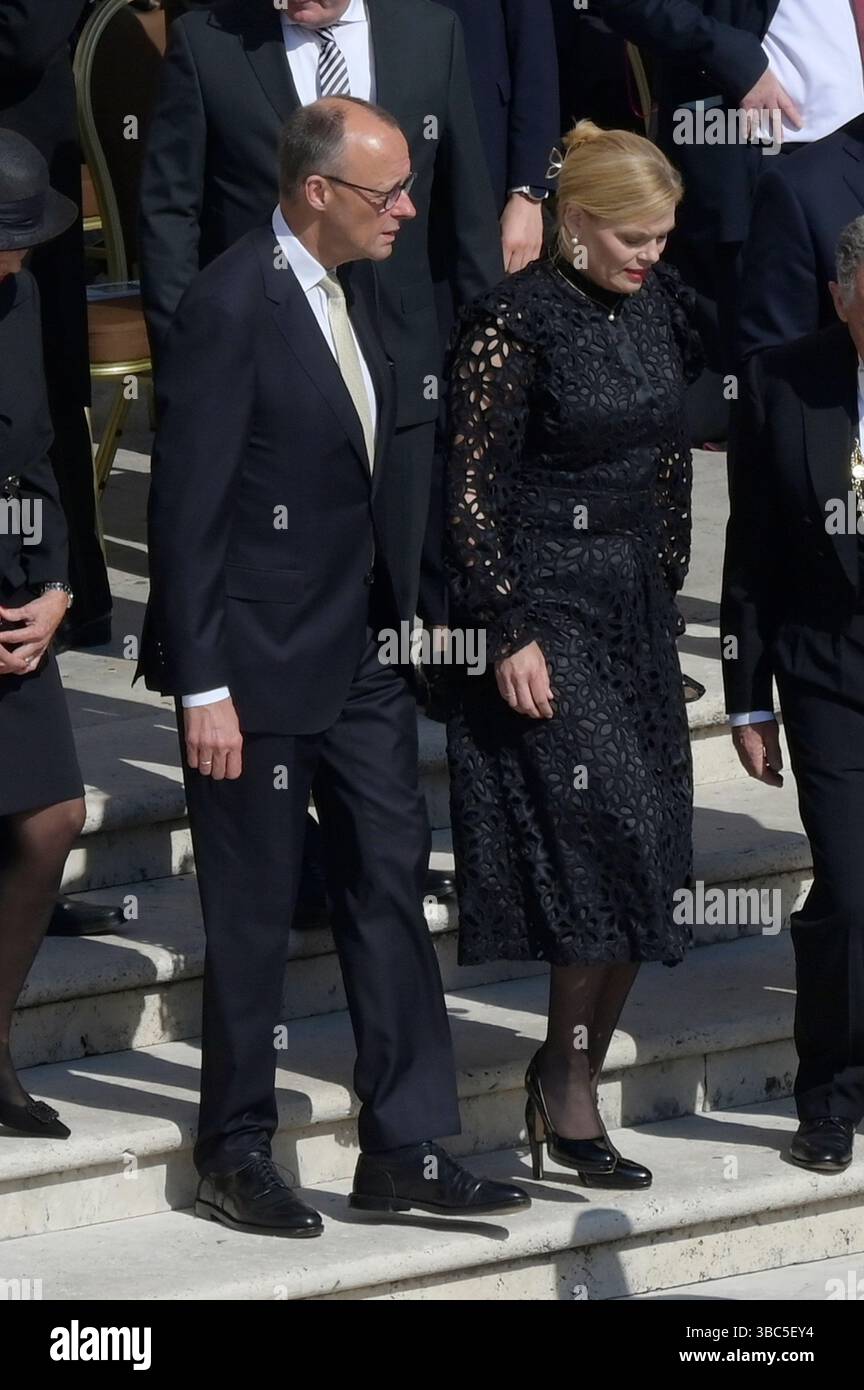 Friedrich Merz und Julia Klöckner bei der Amtseinführung von Papst Leo XIV. auf dem Petersplatz ...
