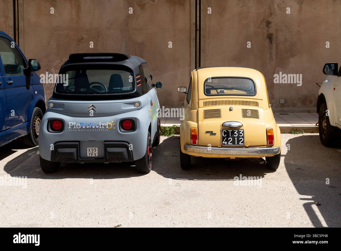 Old Fiat 500 next to modern Citroen Ami Stock Photo - Alamy