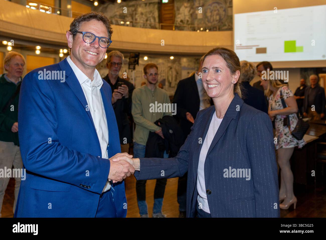 18 May 2025, Bavaria, Würzburg: Judith Roth-Jörg (r, CSU) congratulates ...