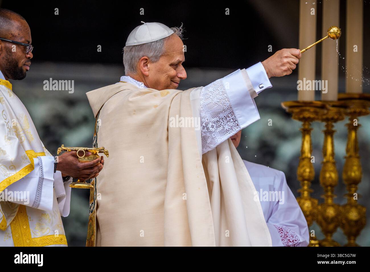 Vatikanstadt, Vatican. 18th May, 2025. The new Pope Leo XIV sprinkles ...