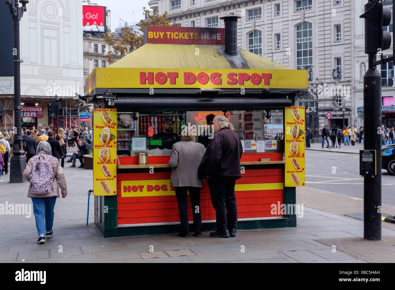 Hot dog stand piccadilly hi-res stock photography and images - Alamy