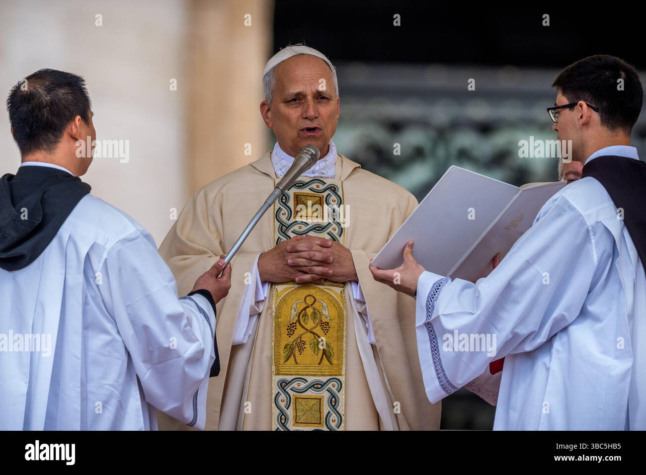 Vatikanstadt, Vatican. 18th May, 2025. The new Pope Leo XIV sprinkles ...
