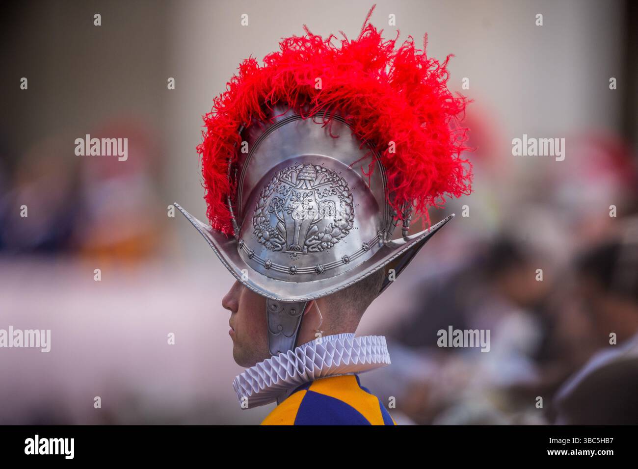 Vatikanstadt, Vatican. 18th May, 2025. A Swiss Guard soldier stands in ...