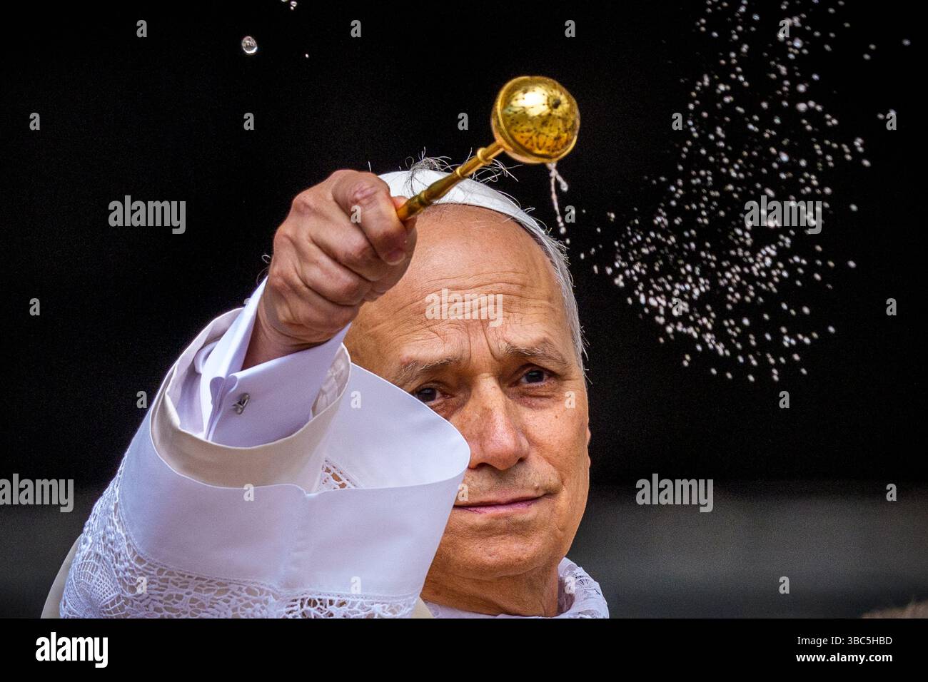 18 May 2025, Vatican, Vatikanstadt: The new Pope Leo XIV sprinkles holy ...