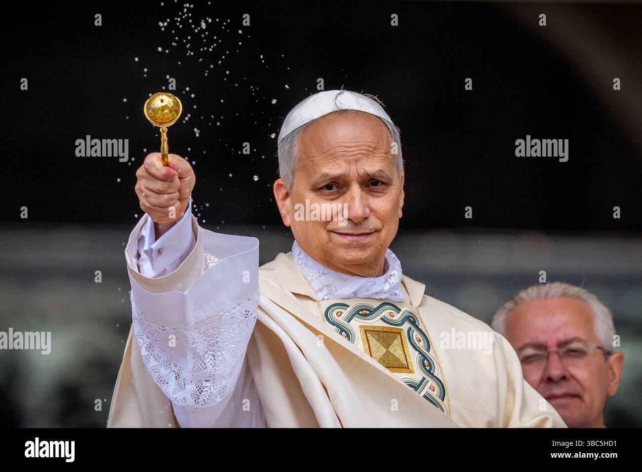 Vatikanstadt, Vatican. 18th May, 2025. The new Pope Leo XIV sprinkles ...