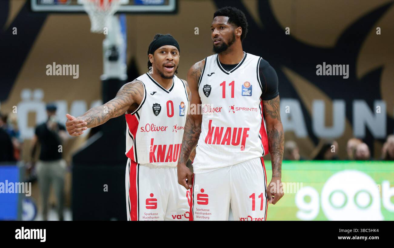 Im Bild: v.li. Mike Lewis II (Wuerzburg Baskets, 0) und Nelson Phillips ...