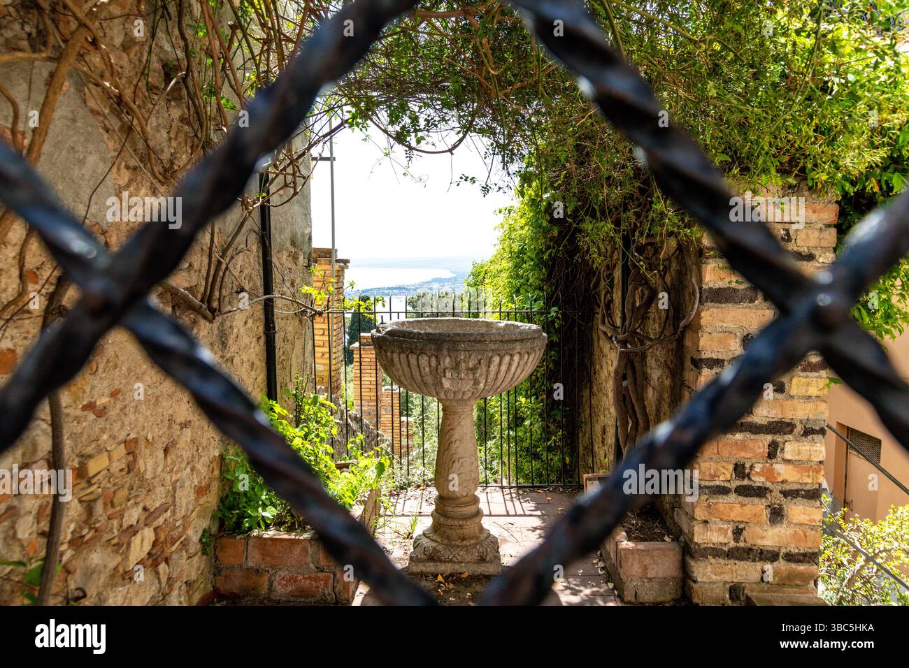 Taormina sicily stone archway hi-res stock photography and images - Alamy
