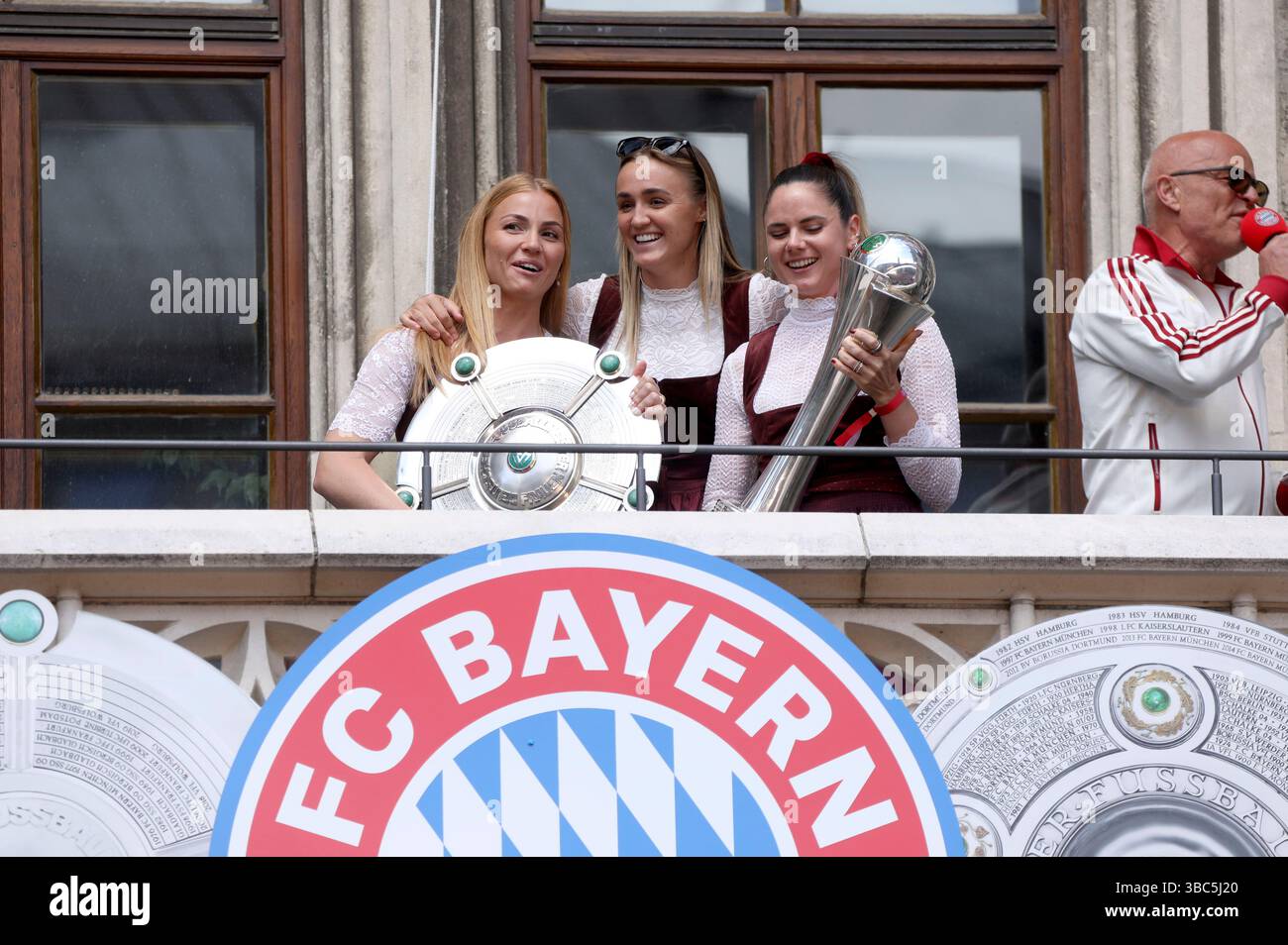 Glodis Perla Viggosdottir und Sarah Zadrazil bei der Meisterfeier des ...
