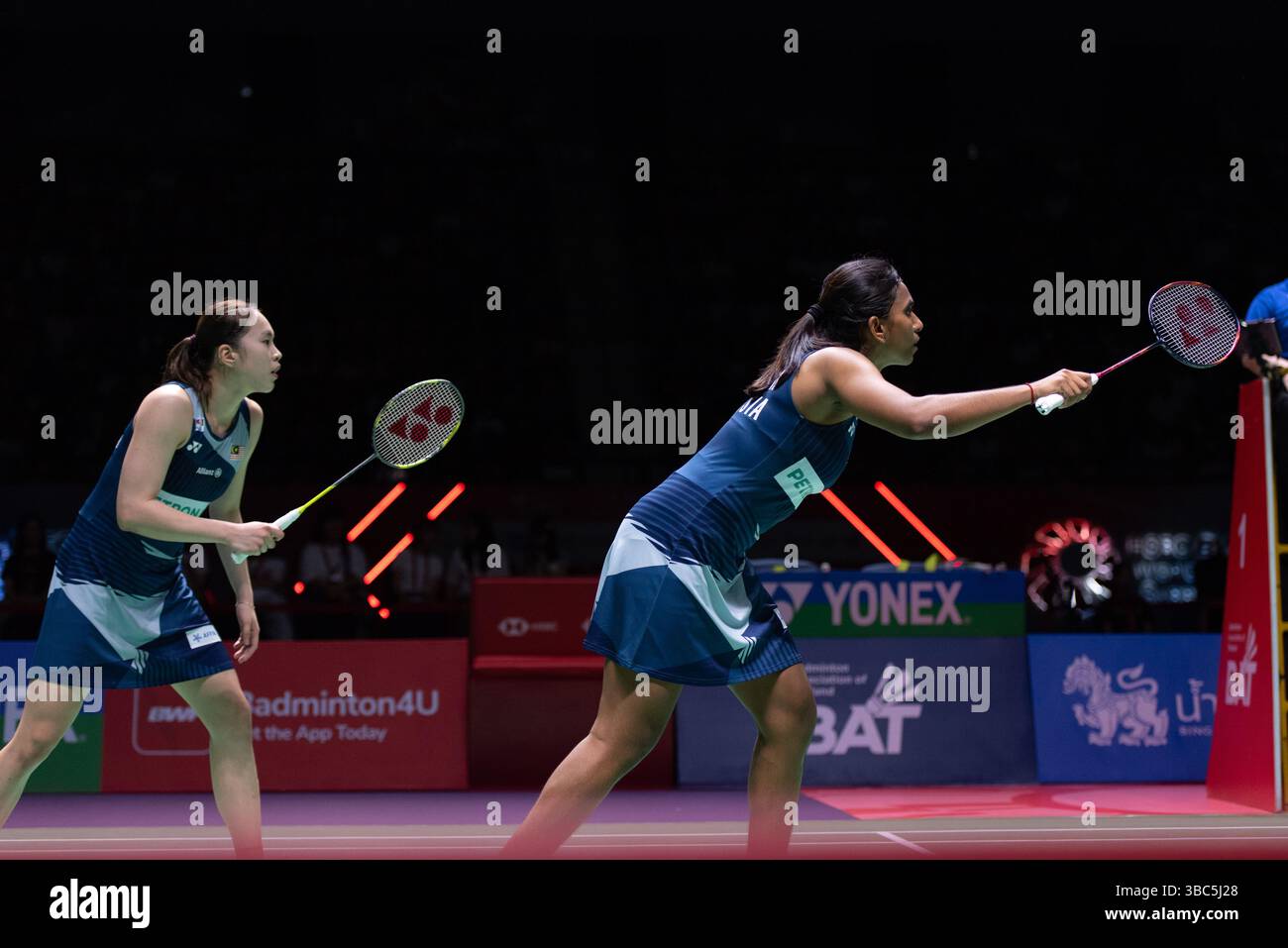 Pearly TAN(L) and THINAAH Muralitharan(R) of Malaysia compete in the ...