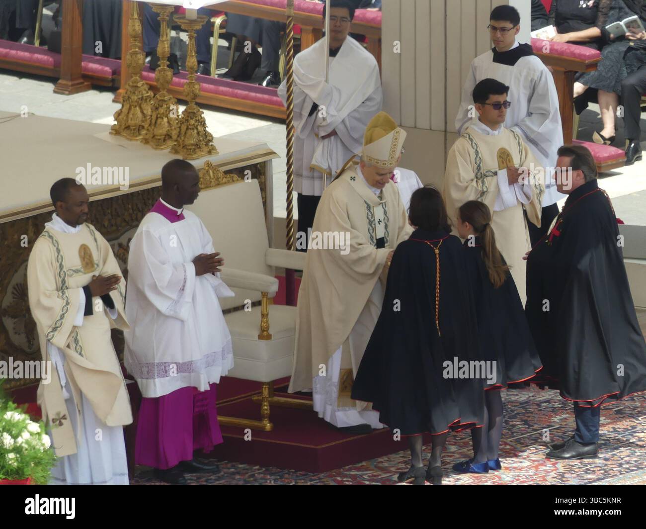 St. Peter's Square, The Vatican, Vatican City. May 18, 2025. Greeting over 300,000 worshippers ...