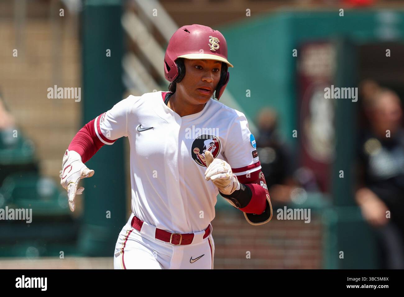 Florida State infielder Amaya Ross (12) runs to first base during an ...