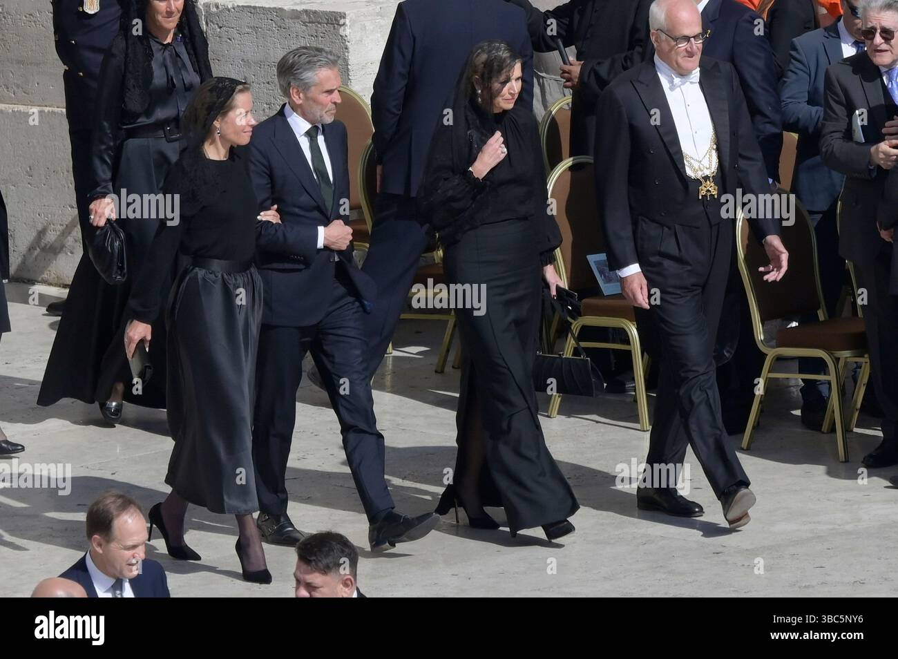 Dick Schoof mit Partnerin Loes Meurs bei der Amtseinführung von Papst ...