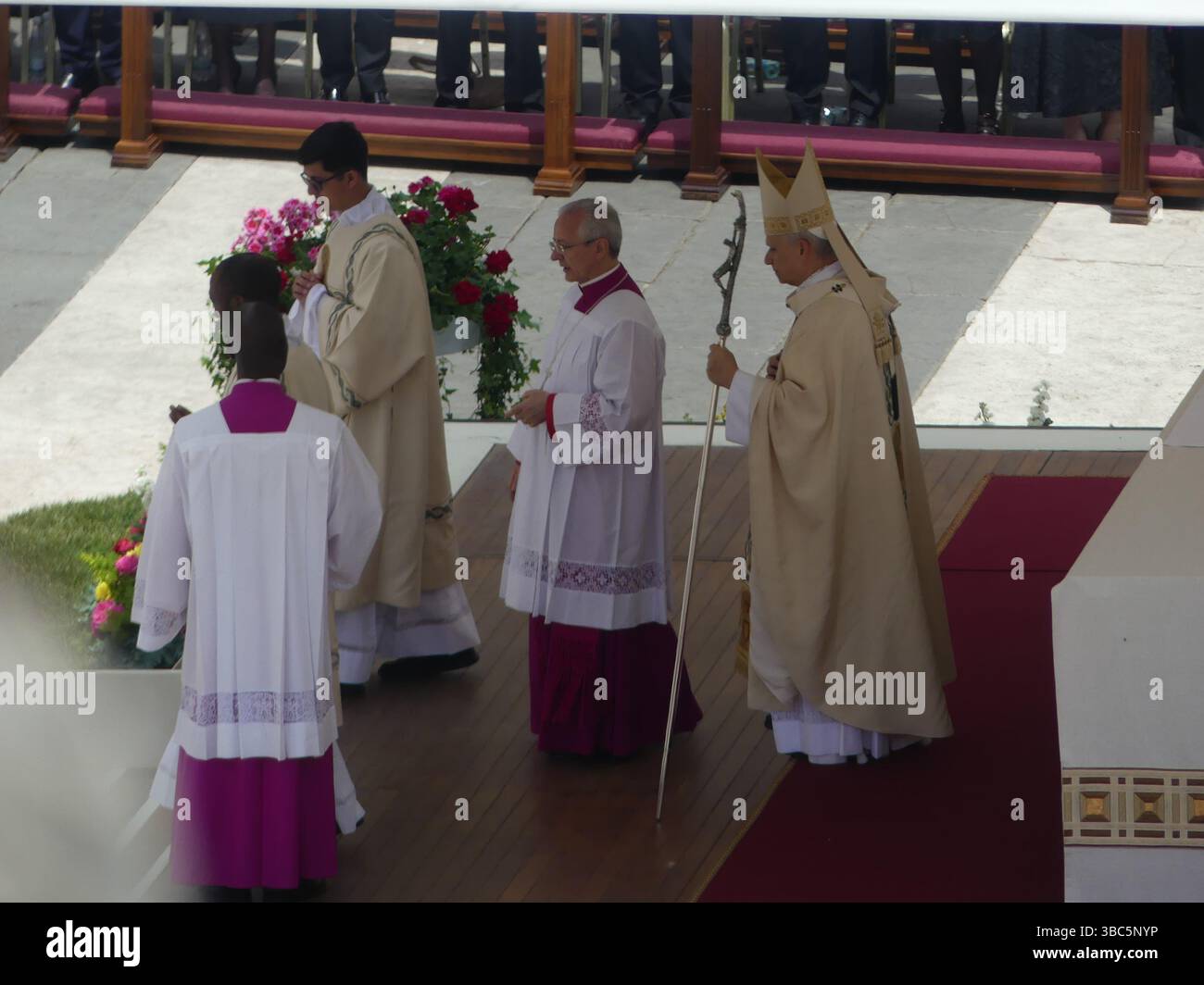 St. Peter's Square, The Vatican, Vatican City. May 18, 2025. Greeting over 300,000 worshippers ...
