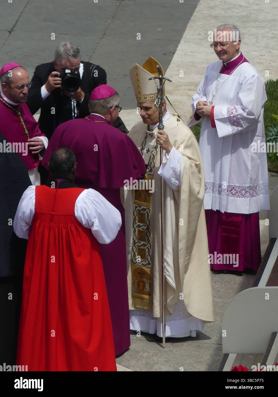 St. Peter's Square, The Vatican, Vatican City. May 18, 2025. Greeting over 300,000 worshippers ...