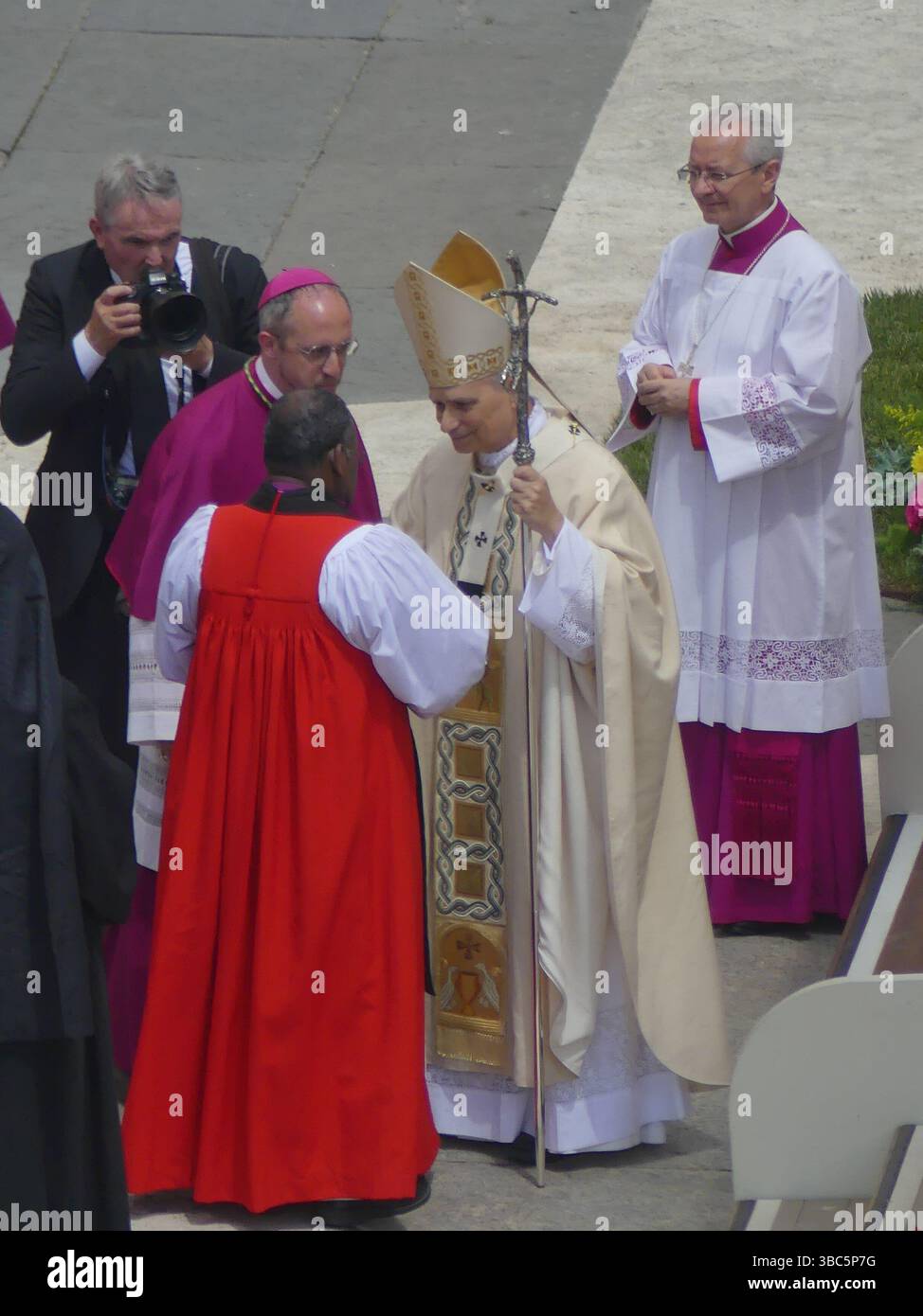 St. Peter's Square, The Vatican, Vatican City. May 18, 2025. Greeting over 300,000 worshippers ...