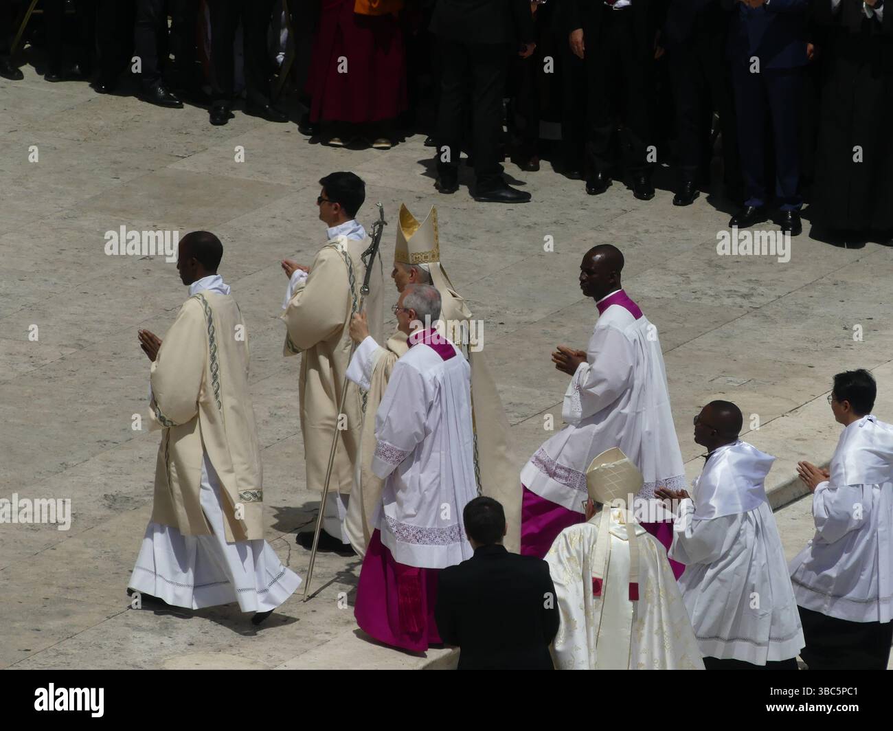 St. Peter's Square, The Vatican, Vatican City. May 18, 2025. Greeting over 300,000 worshippers ...