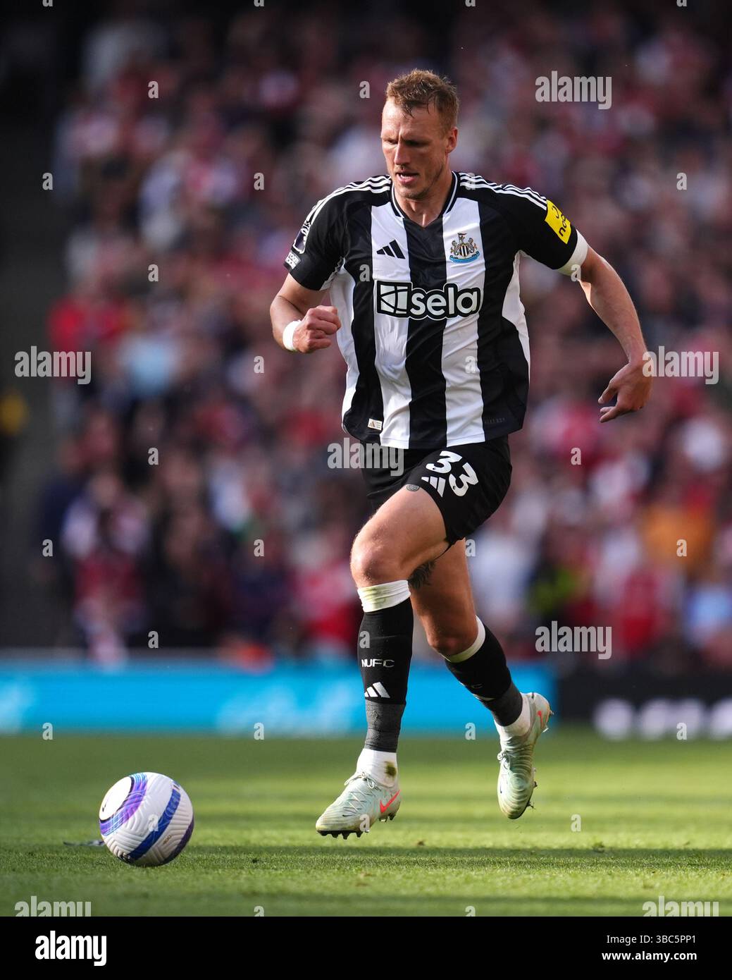Newcastle United's Dan Burn during the Premier League match at Emirates ...