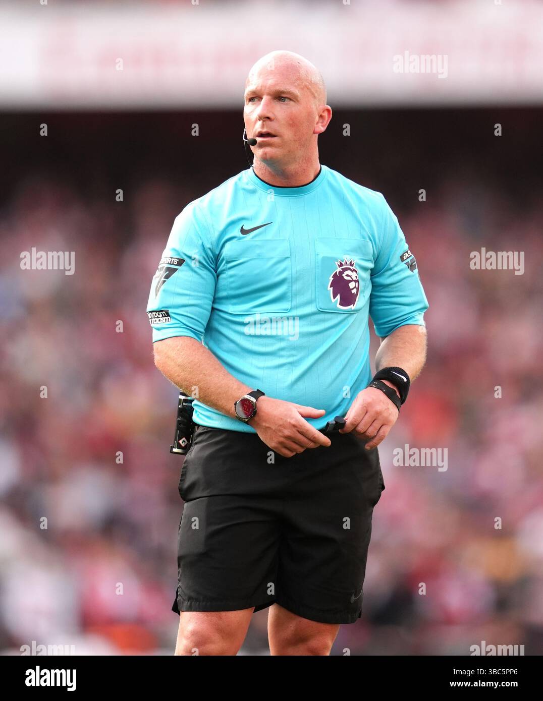 Referee Simon Hooper during the Premier League match at Emirates ...