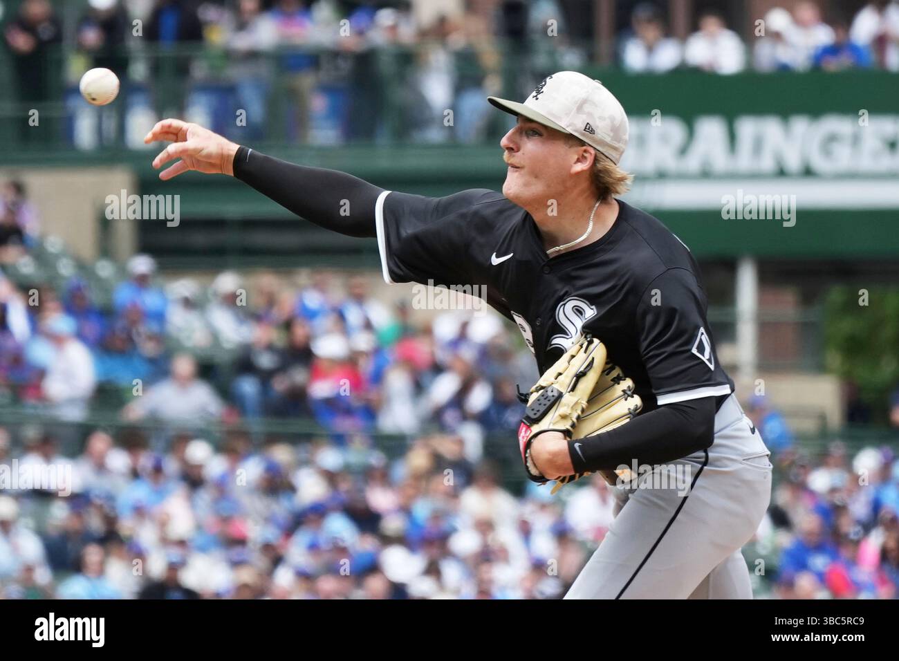 Chicago White Sox starting pitcher Jonathan Cannon throws against the ...