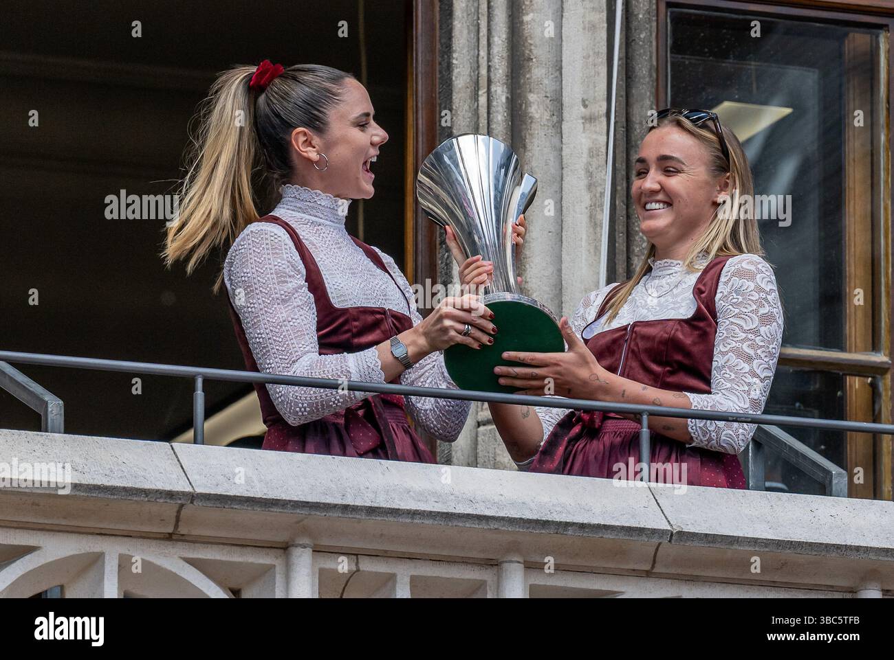Sarah Zadrazil (FC Bayern Muenchen Frauen, #25) und Georgia Stanway (FC ...