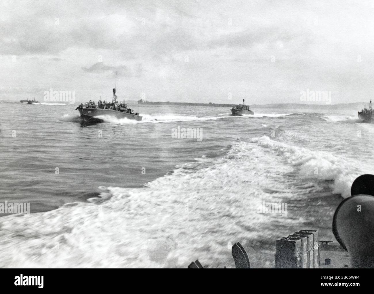 US torpedo boats en route to make contact with surrendering Japanese ...