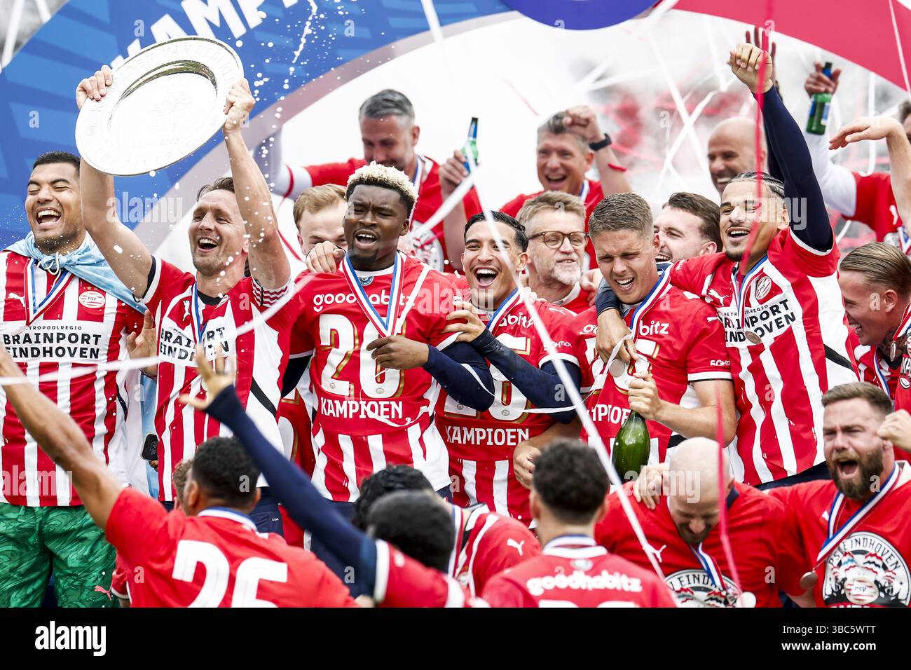 ROTTERDAM - Players of PSV celebrate the championship during the Dutch ...