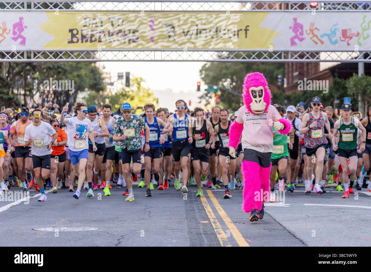 SAN FRANCISCO, CA - MAY 18: Ape Hashbury leads the runners at the start ...
